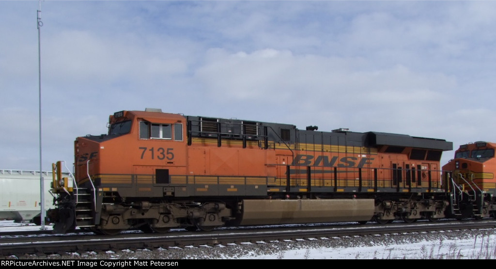 BNSF 7135
